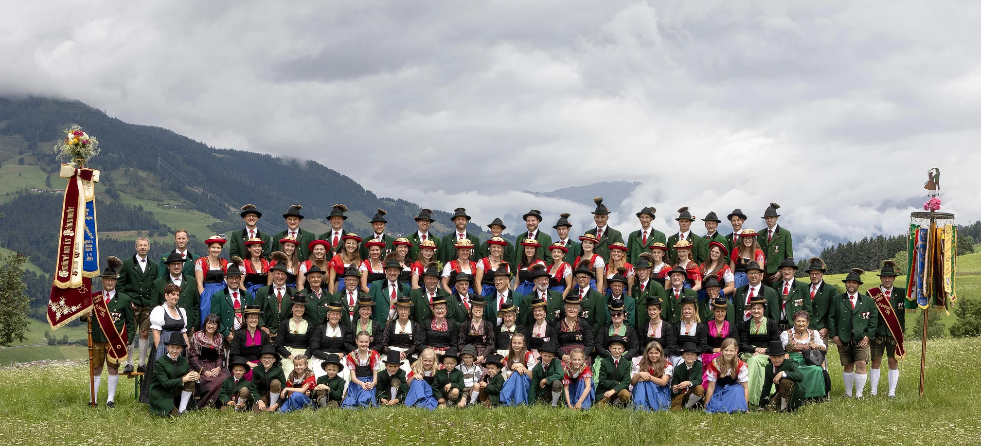 Alpine dance of the traditional costume association | Ski amadé